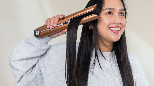 Hoe maak je krullen met een stijltang? - Coolblue - alles voor een glimlach Hoe maak je krullen met een stijltang? - Coolblue - alles voor een glimlach