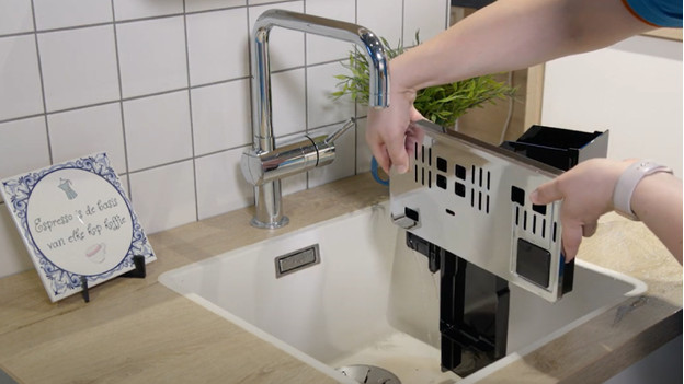 How do you remove the notification 'empty the coffee grounds tray' on ...