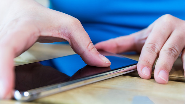 How do you apply a glass screen protector with a fingerprint scanner ...