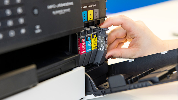 How do you install a Brother cartridge? - Coolblue - anything for a smile