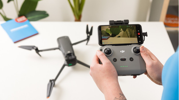 How do you connect a DJI drone to a controller? - Coolblue - anything ...
