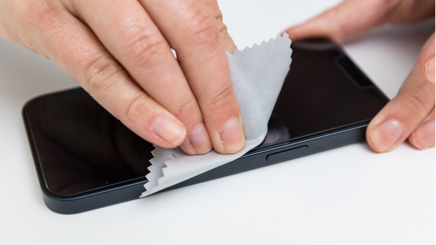 How do you apply a screen protector to your smartphone or tablet ...