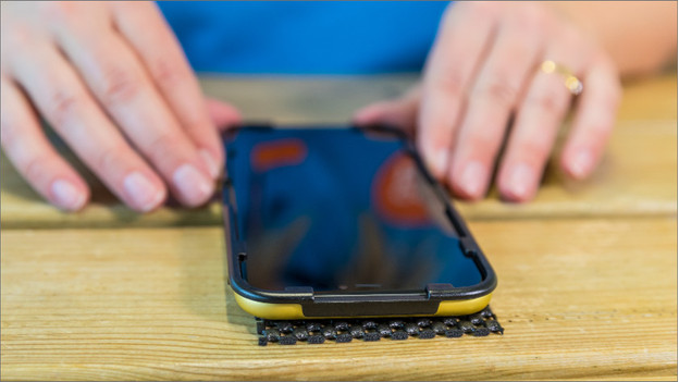 How do you apply an InvisibleShield screen protector? - Coolblue ...