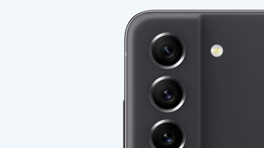 Compare the Apple iPhone SE 3 to the Samsung Galaxy S21 FE - Coolblue ...