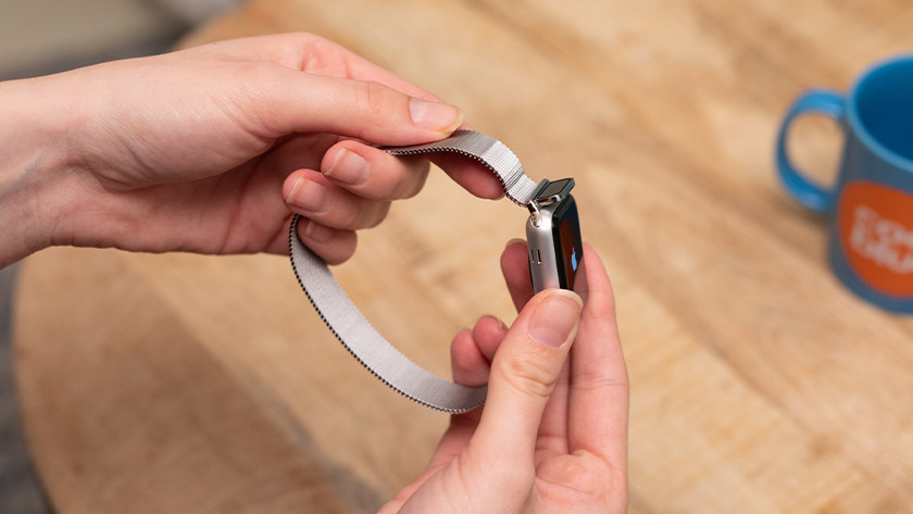 How do you change the strap of your Apple Watch? - Coolblue - anything ...