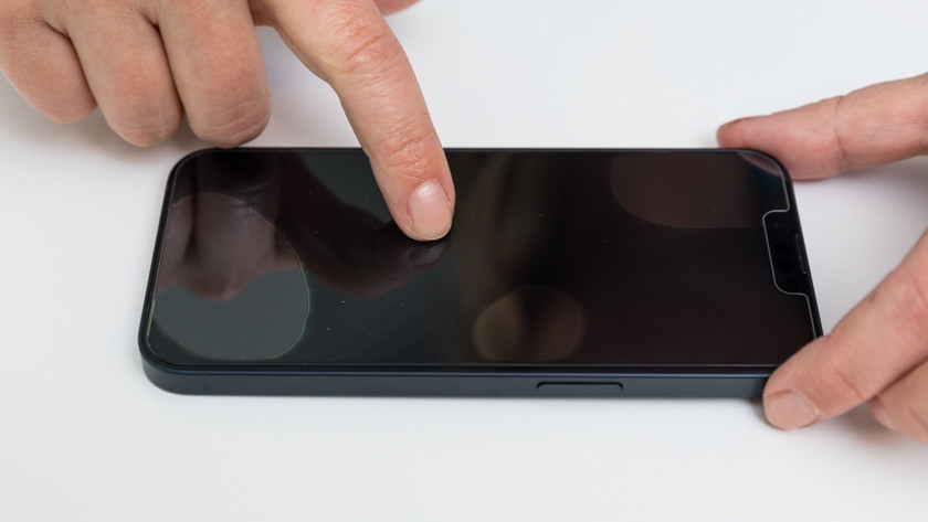 How do you apply a screen protector to your smartphone or tablet ...