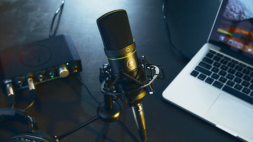 How do you choose a microphone for a podcast or radio show? - Coolblue ...