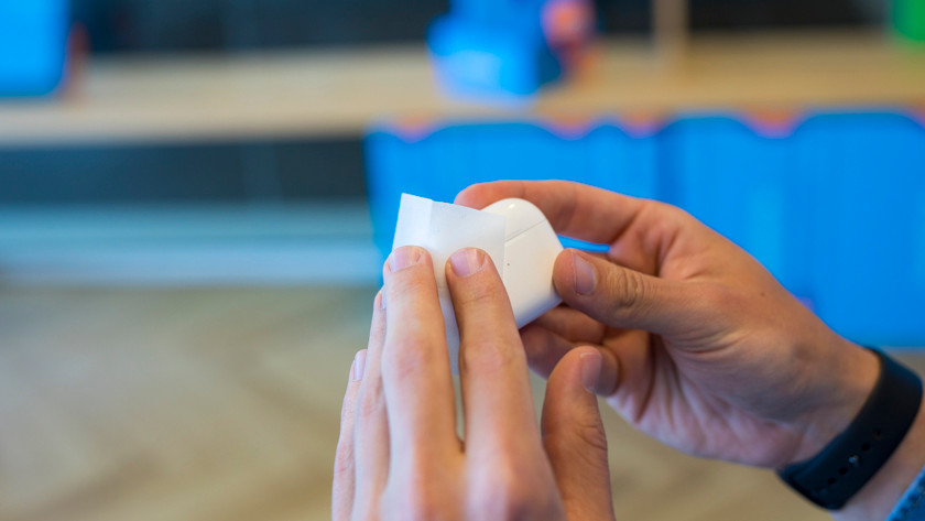 Hoe maak je AirPods schoon met de KeyBudz cleaning kit? - Coolblue ...
