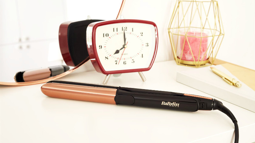 How do you create curls with a hair straightener? - Coolblue - anything ...