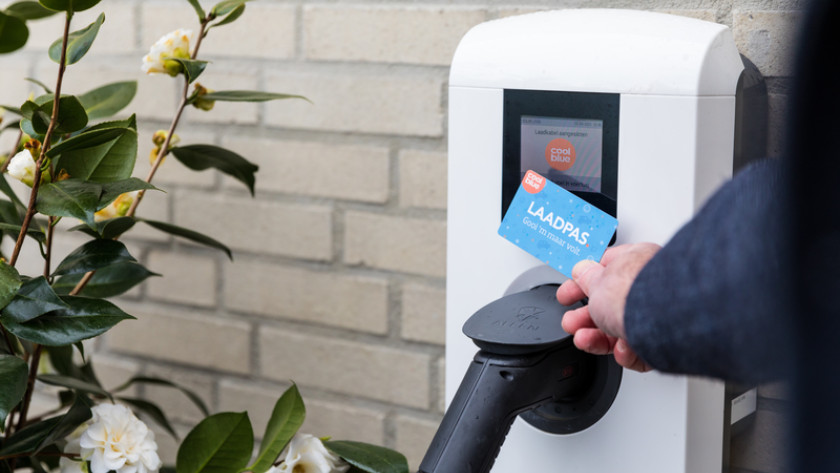 Wat is het verschil tussen zakelijk en gast laden? - Coolblue Laadpalen