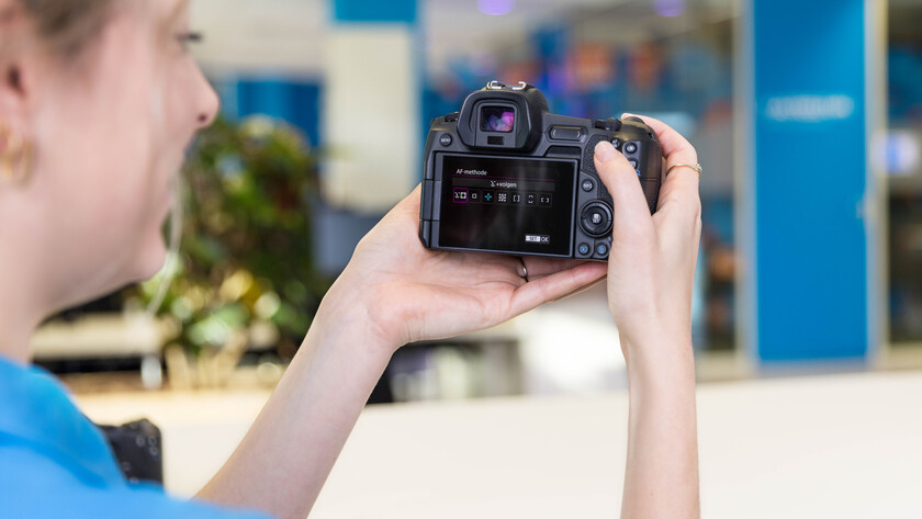 Compare the Canon EOS R8 to the Canon EOS R - Coolblue - anything for a ...