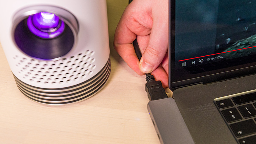 How do you connect a projector to your Apple MacBook? - Coolblue ...