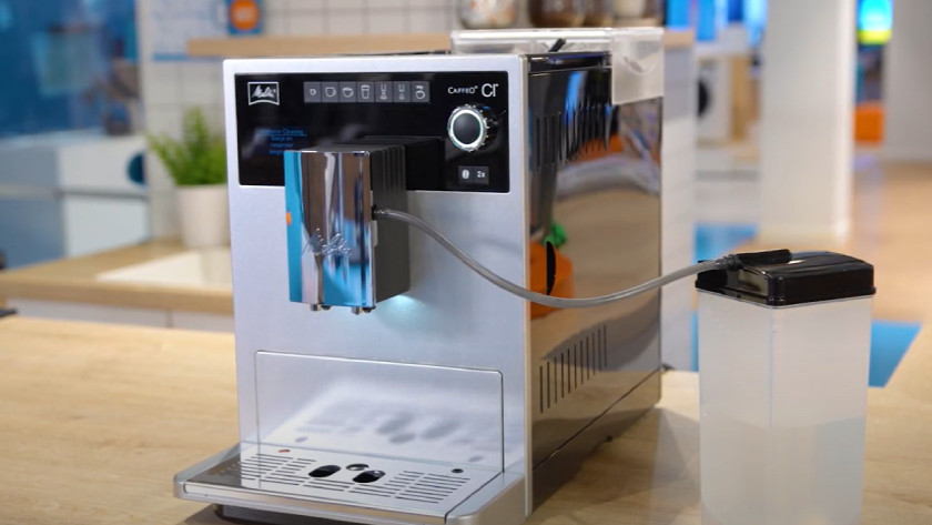 How do you froth milk with a fully automatic coffee machine? - Coolblue ...