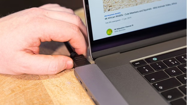 How do you connect a projector to your Apple MacBook? - Coolblue ...